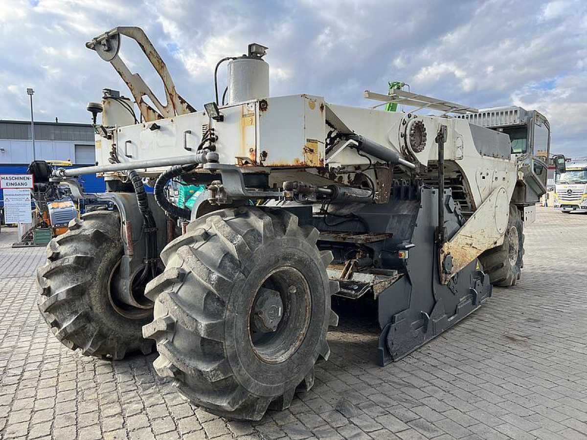 Wirtgen Bodenfräsen/-Recycler WR 2400 gebraucht kaufen