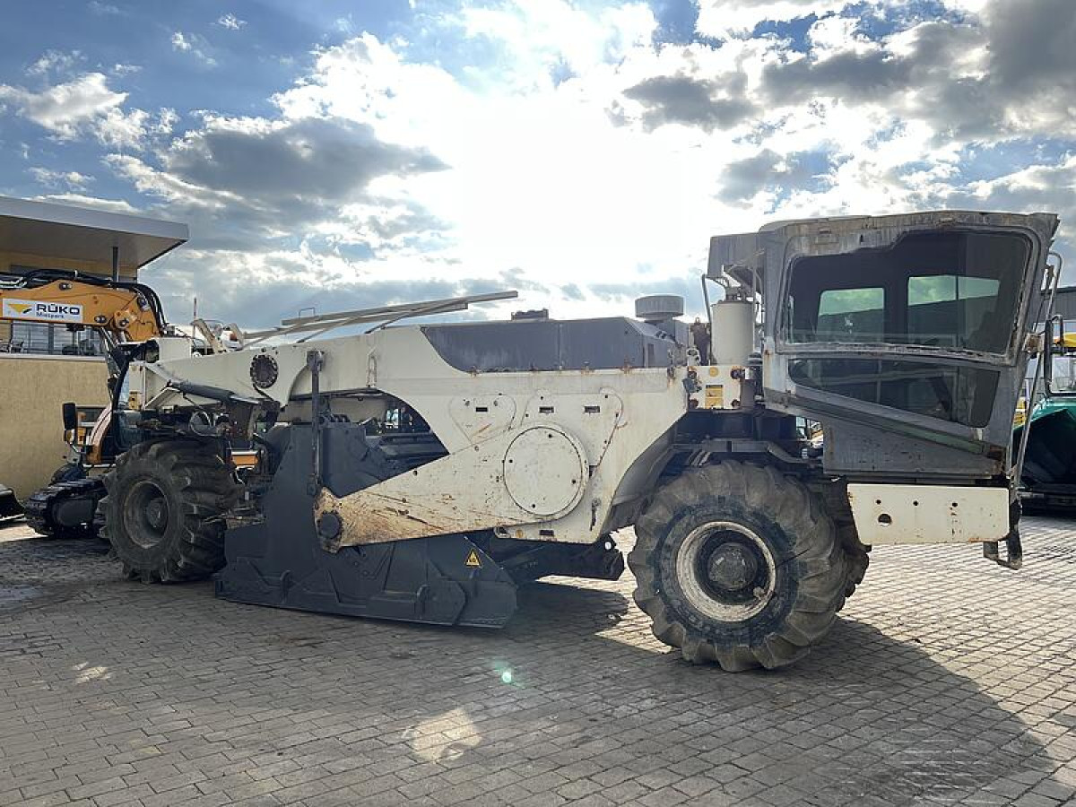 Wirtgen Bodenfräsen/-Recycler WR 2400 gebraucht kaufen